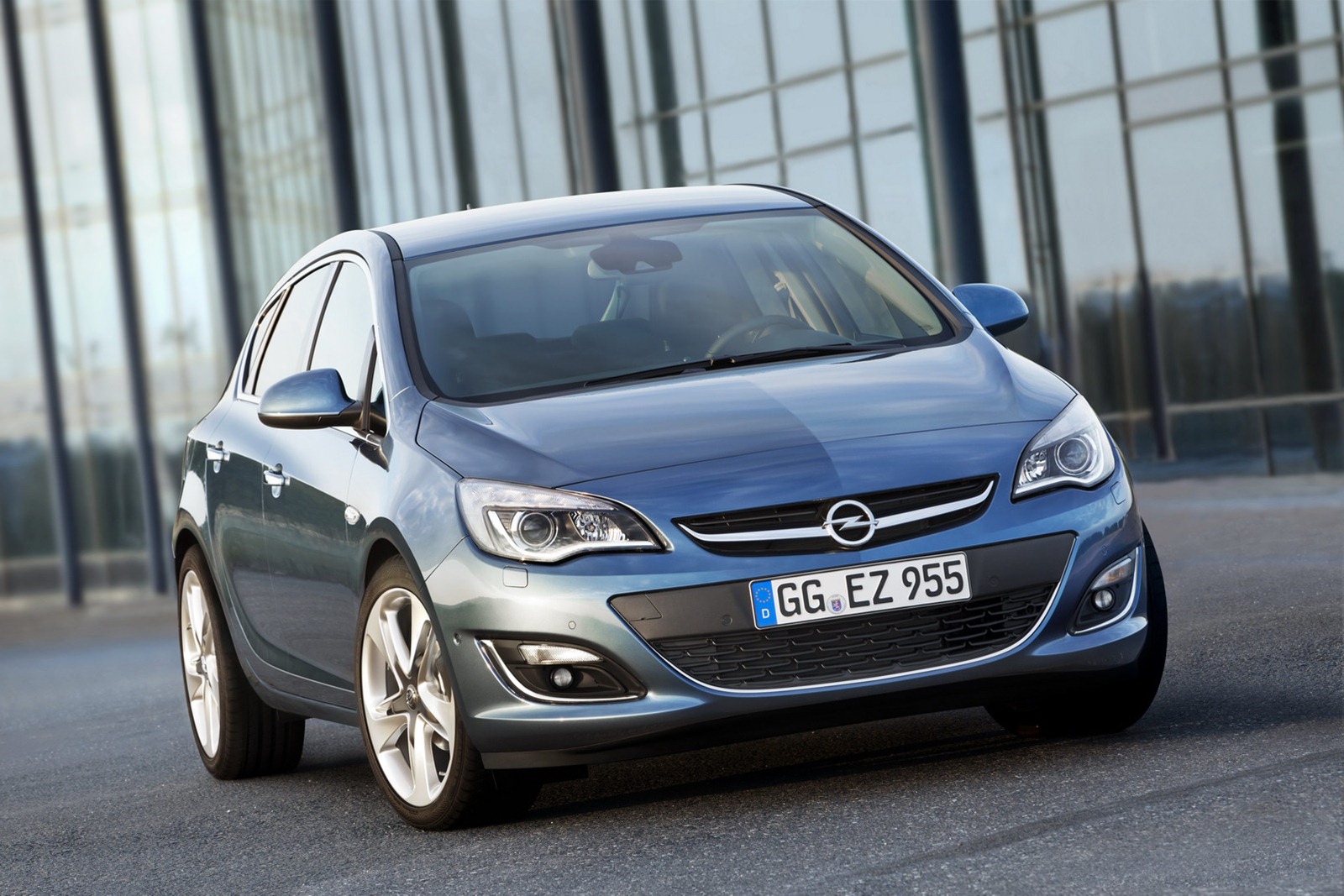 World Premieres of New Opel Astra Sedan and Facelift Astra Range at ...